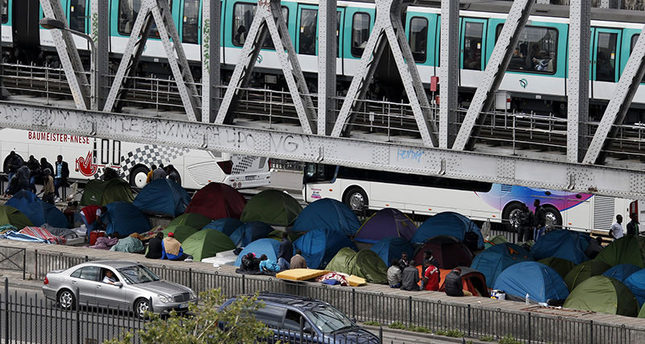 African migrants in Paris tent camps reveal human tragedy - Daily Sabah
