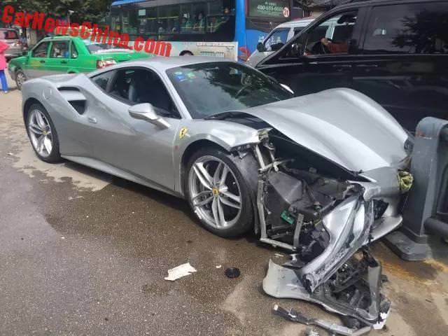 Akıl almaz kaza! Ferrari, Ferrari'ye çarptı
