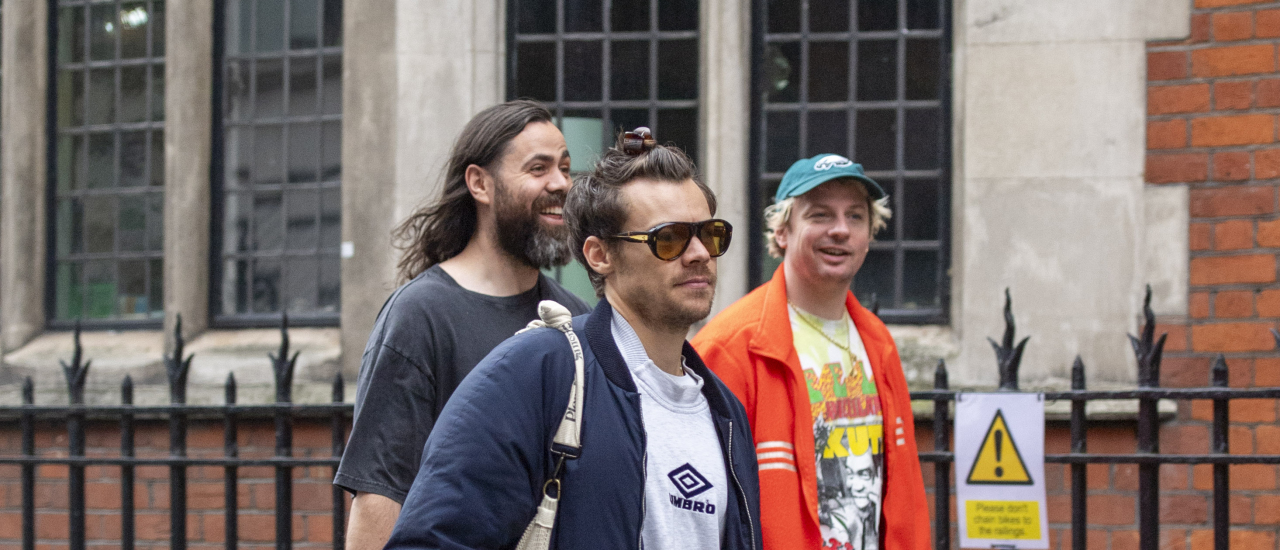 Harry Styles Samba'yı Herkesten Daha İyi Giyiyor