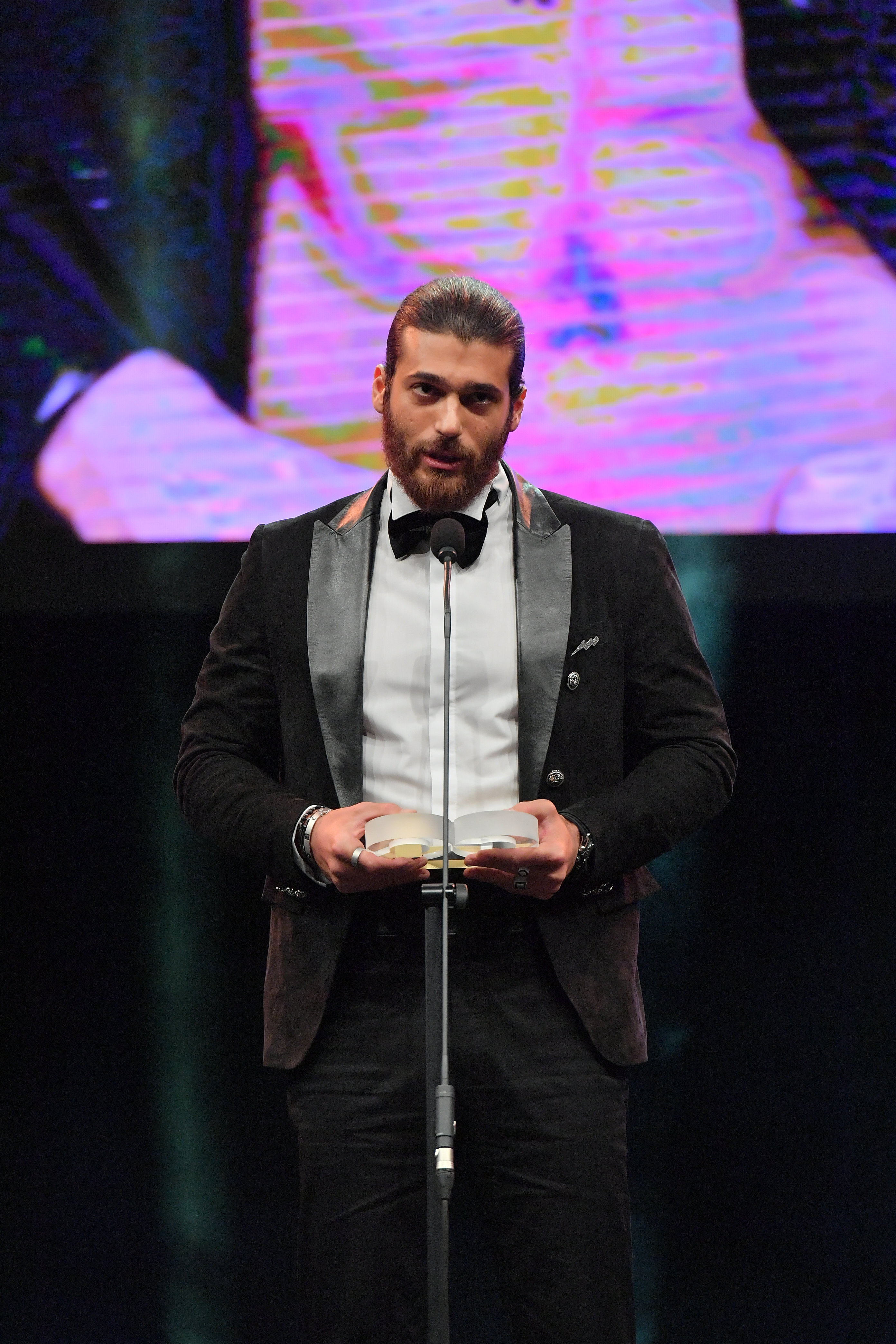 Can Yaman Gq Men Of The Year Ödül Konuşmasında Kime Teşekkür Etti