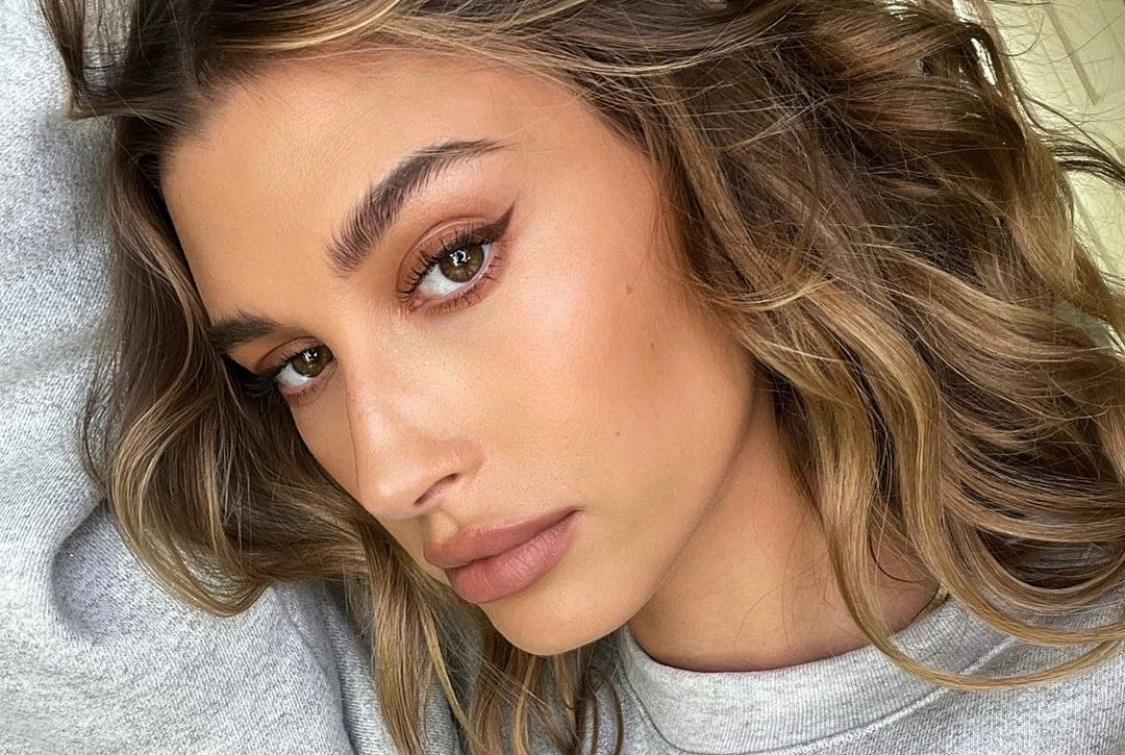 Hailey Baldwin'in Göz Makyajındaki Kilit Ürün
