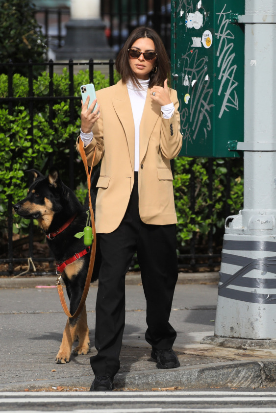 Emily Ratajkowski'den Blazer Giyme Dersleri